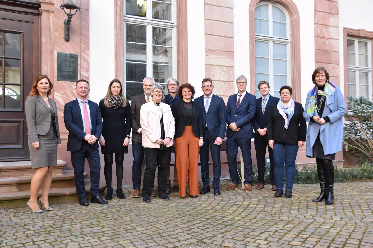 Staatssekretär Stefan Sauer bedankt sich bei der IfSG-Projektgruppe ... Staatssekretär Stefan Sauer bedankt sich bei der IfSG-Projektgruppe ...